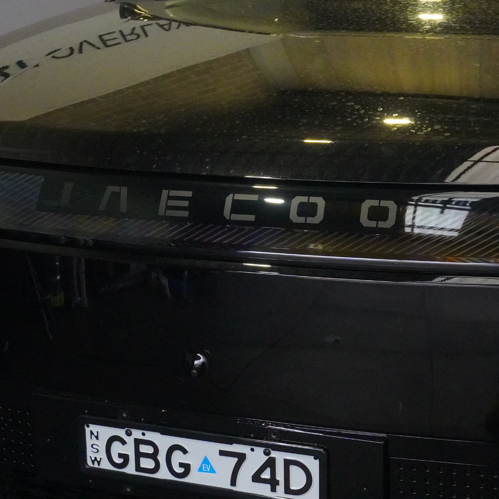 Jaecoo J5 Front Badge and Bonnet Blackout 2026+ – 21OVERLAYS